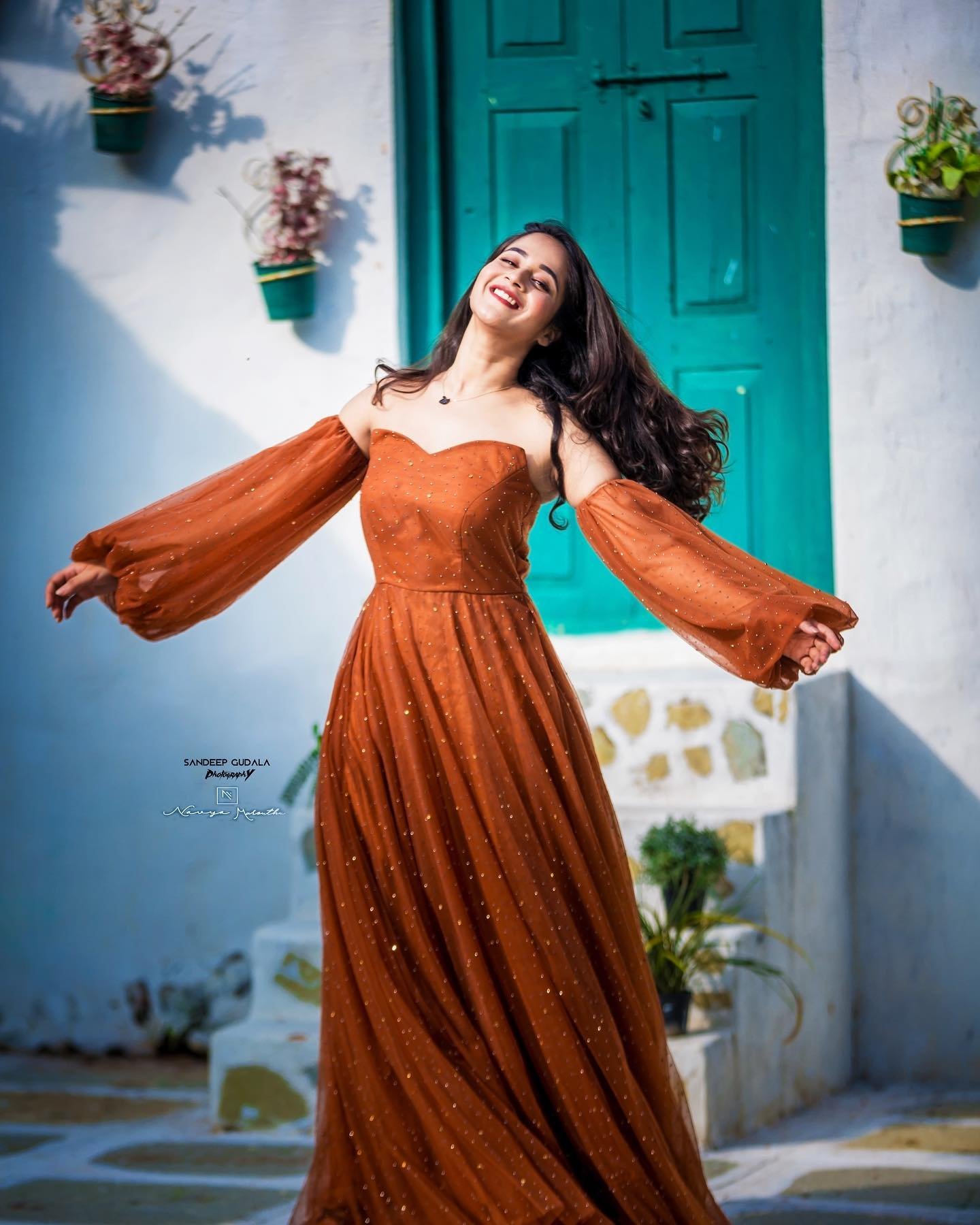 Deepthi Sunaina’s Hot Photoshoot in Modern Outfit – Bold & Beautiful Looks