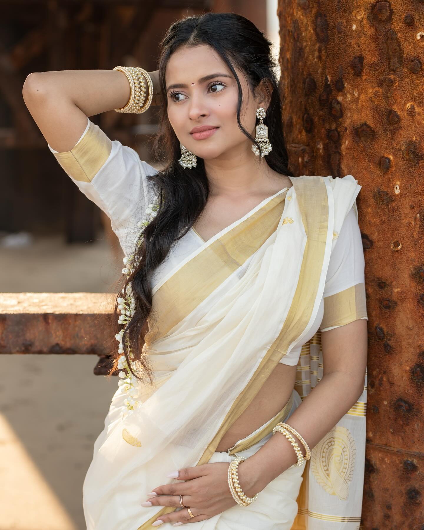 Aarushi Baruaah Hot Photos in White Saree (30) - ActorFacts