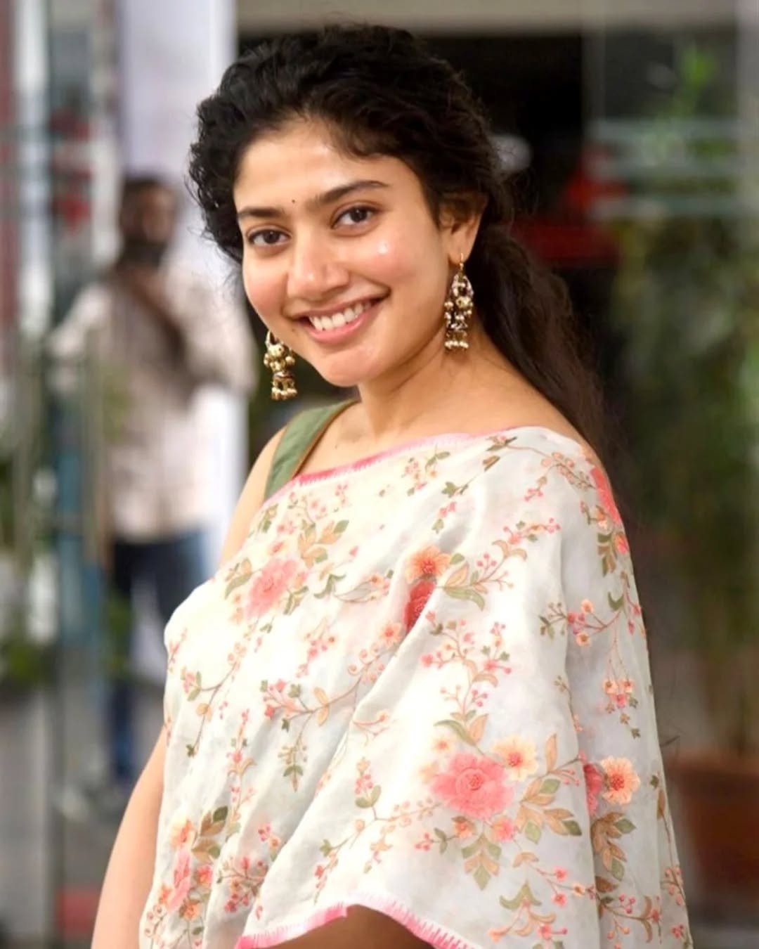 Sai Pallavi Cute Photos in white Rose Flower Saree (3) - ActorFacts